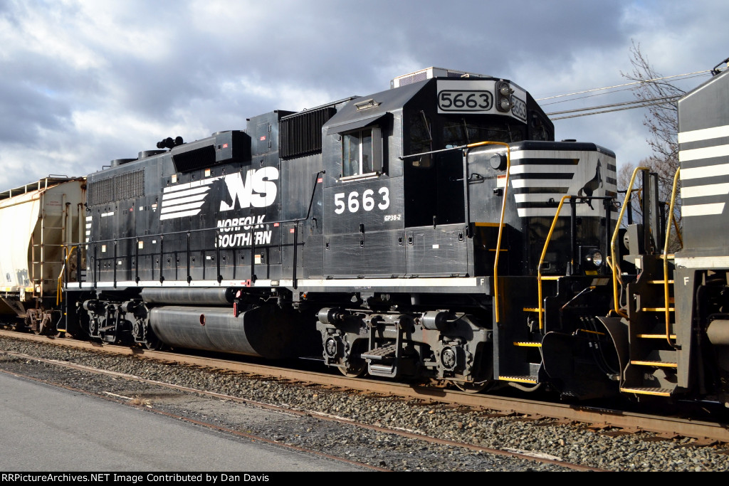 NS GP38-2 5663 on H68